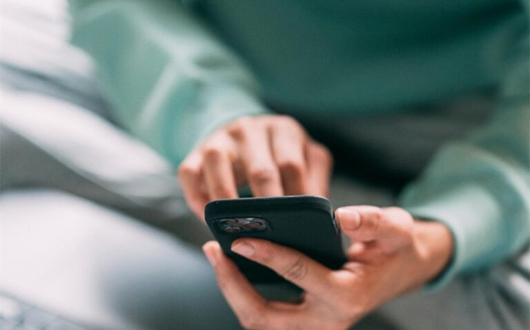 100 Creative Ideas on What to Text an Old Friend